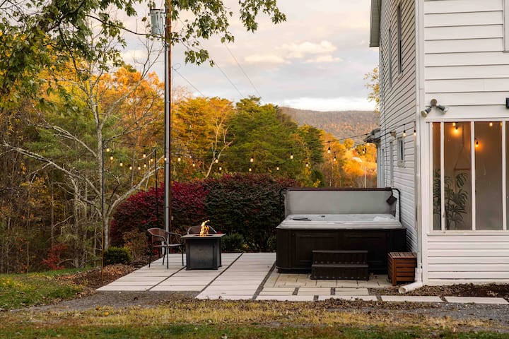 The Farmhouse At Pleasant Ridge | Hot Tub - Pennsylvania