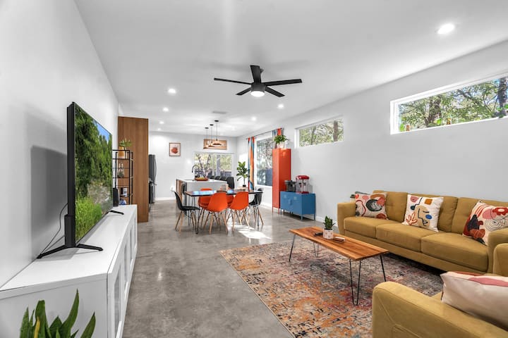 Modern Nature - 2 Story Downtown Delight - San Antonio, TX