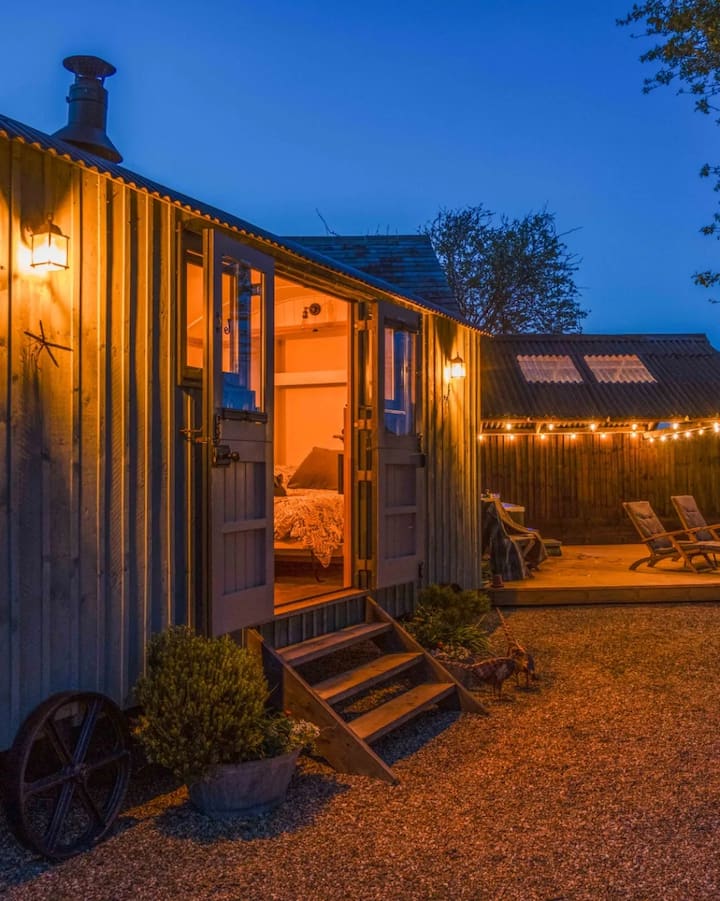 Sunrise And Stars Ensuite Shepherd's Hut - United Kingdom