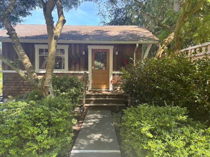 Quiet Seattle Cottage Nestled In The Trees - Seattle, WA