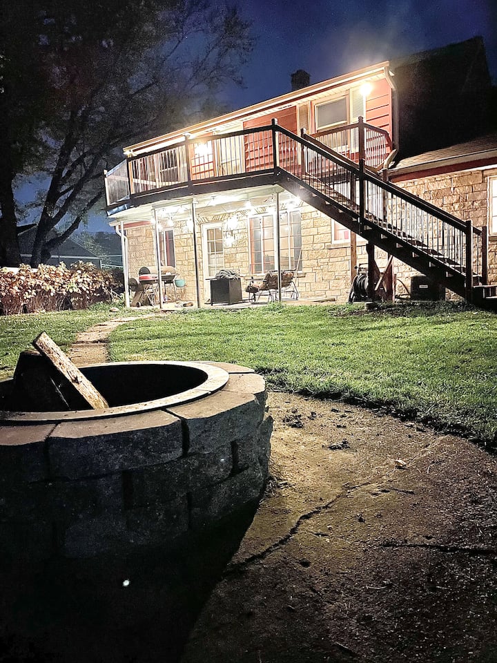 Cozy 2br Charm | Big Yard, Fire Pit, Replenishing! - Waukesha, WI