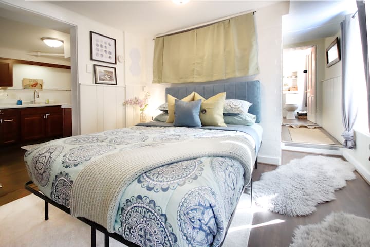 Cozy, Comfy, Close To Downtown - West Chicago, IL