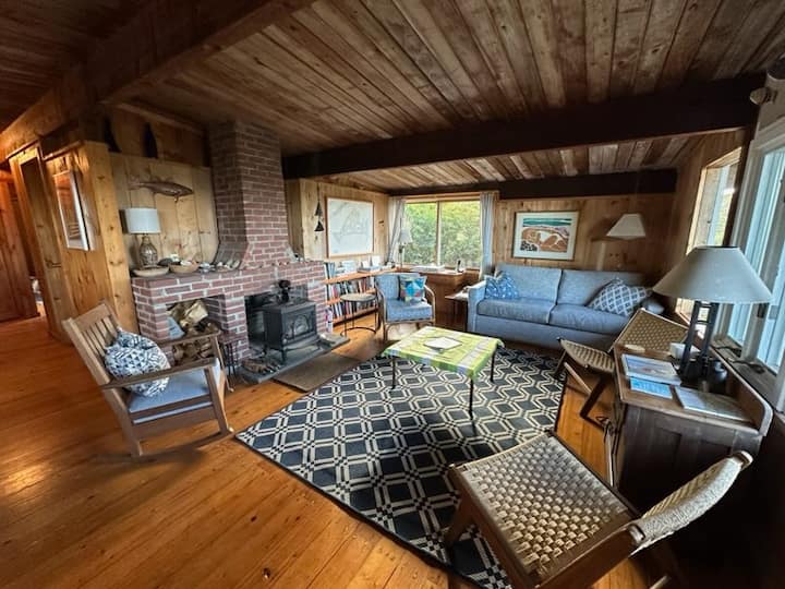 Classic Vineyard Summer Cottage - マーサズ・ビンヤード島, MA