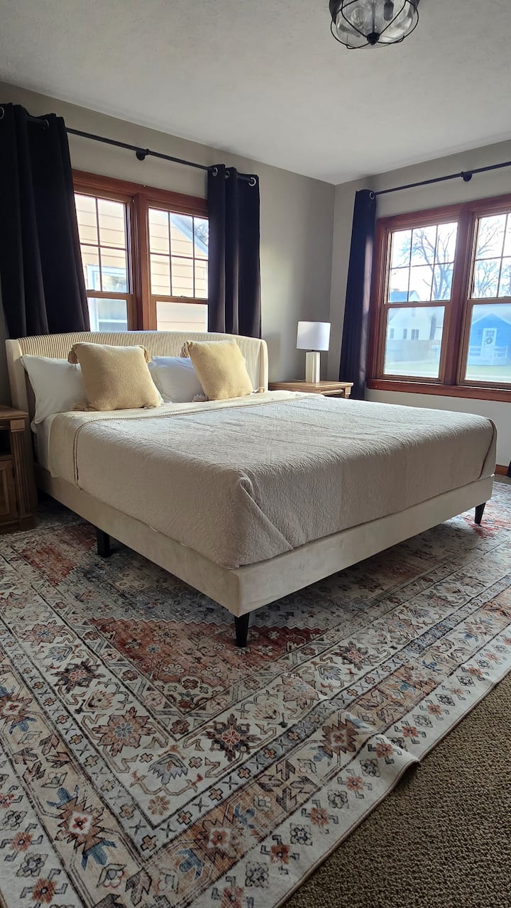 E's Charming Retreat - Salina, KS