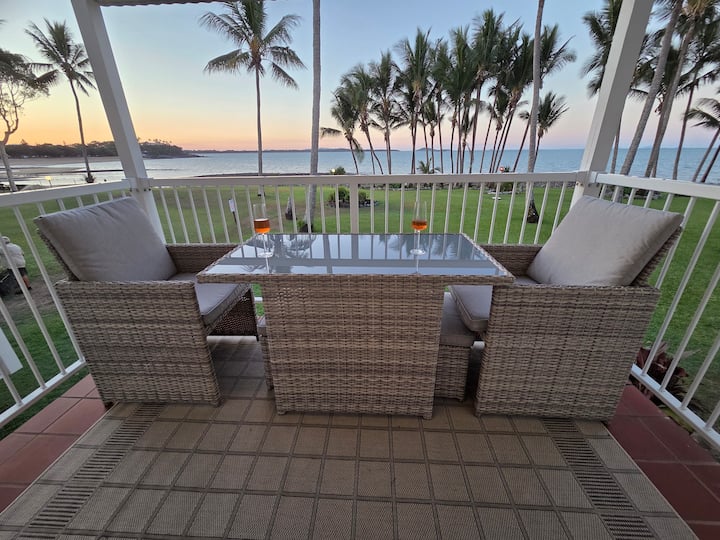 Beach Front Unit With Stunning Ocean Views. - Mackay