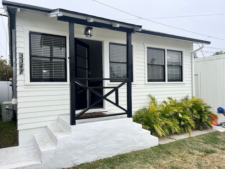 Trendy Cottage With A Private Grassed Courtyard. - San Diego, CA