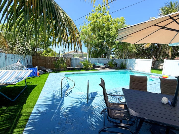 Beach Vibe 3-bedroom With Big Pool + Backyard - Lake Worth, FL