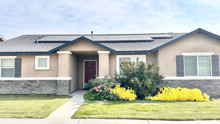 Contemporary Home With Ev Charger - Tulare, CA