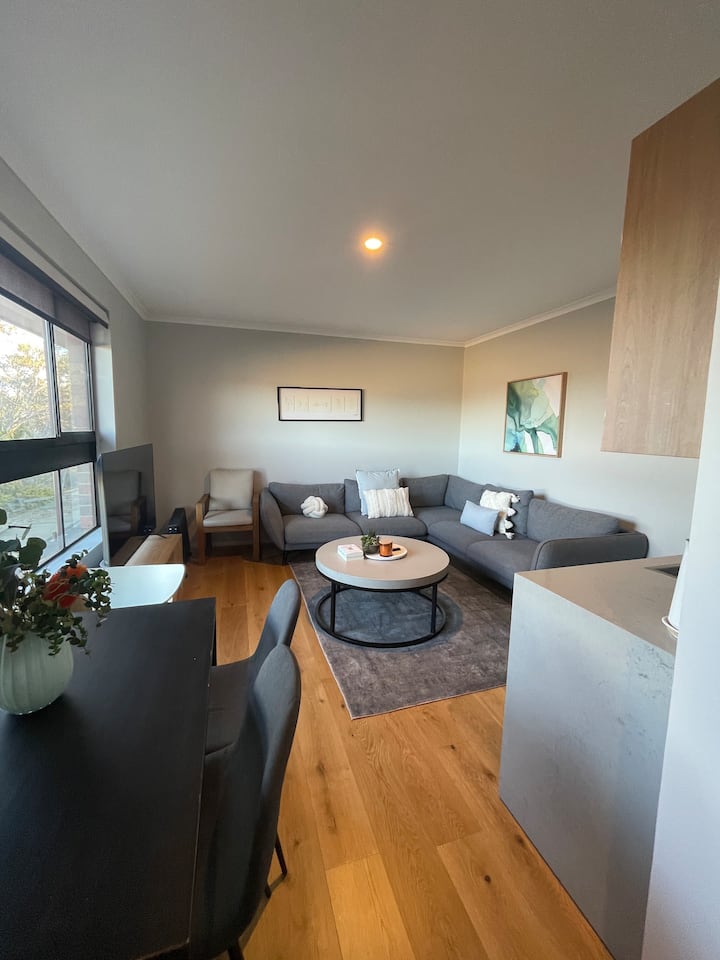 Alpha 4 Relaxing Lake And Leafy Views. - Jindabyne