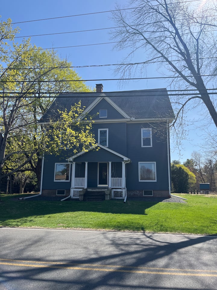 Spacious 4-bedroom Farmhouse - Northampton, MA