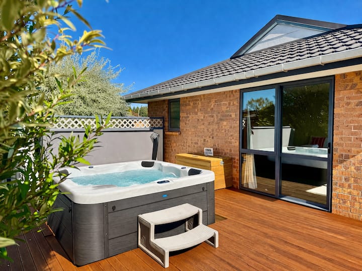 Cheerful 4-bedroom Home With Spa Pool - Fiordland