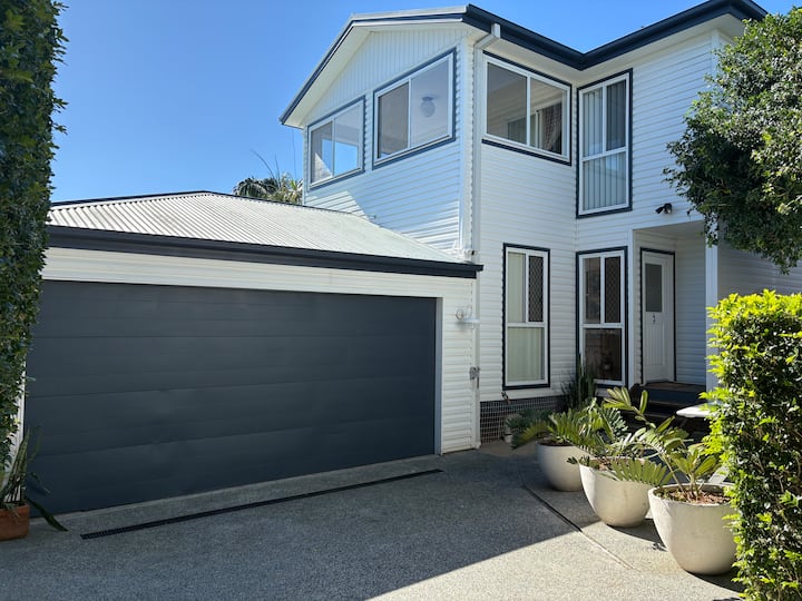 Perfect Central Gc Location. Comfortable 3br Home. - Gold Coast