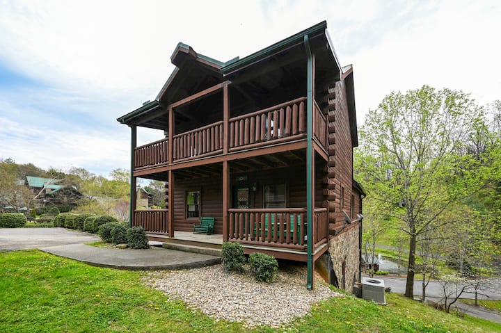 Free Attractions, Hot Tub, Pool Table, Resort Pool, Easy Access, Fishing Pond - Pigeon Forge, TN