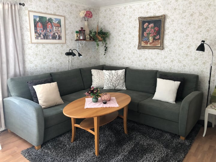 Mysig Stuga Med Braskamin På Skogstomt - Norrtälje