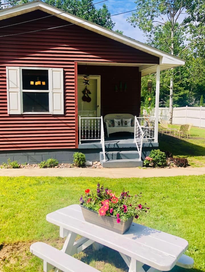 Charming Red House • Private Yard • Fire Pit - Marquette, MI