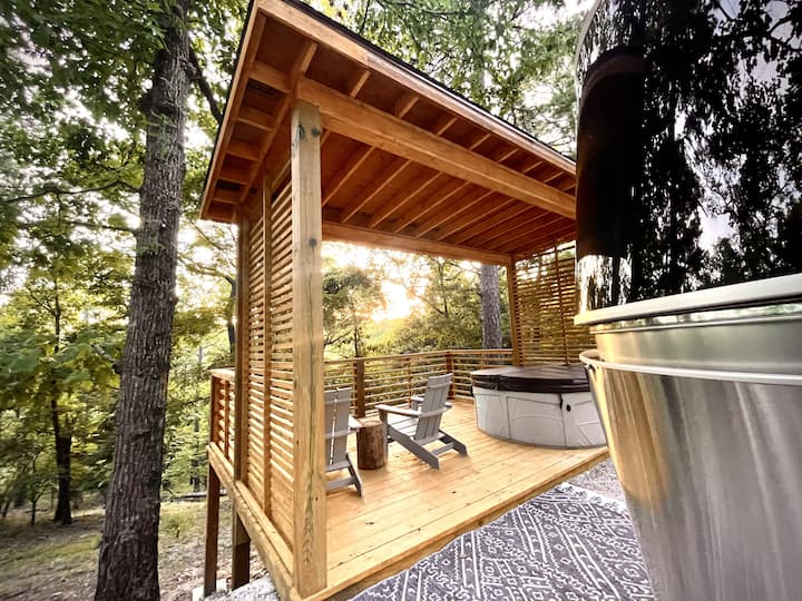 Airstream Bambi With Hot Tub And Outdoor Kitchen - Eureka Springs