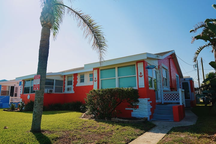 The Cheerful Beachside Cottage - New Smyrna Beach, FL