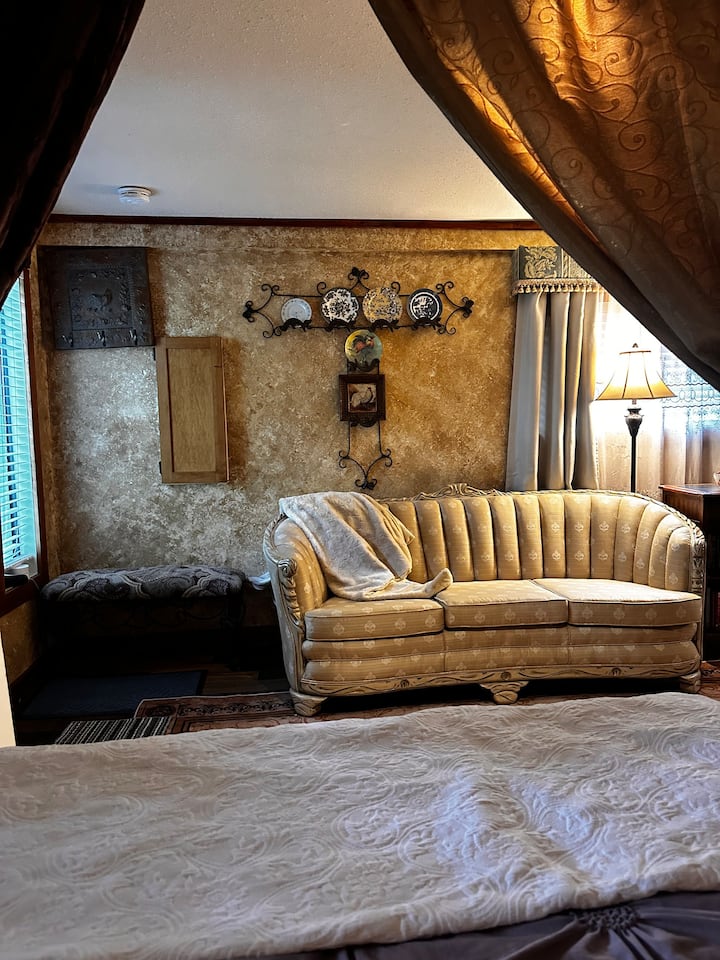 French Country Cottage - Kelowna