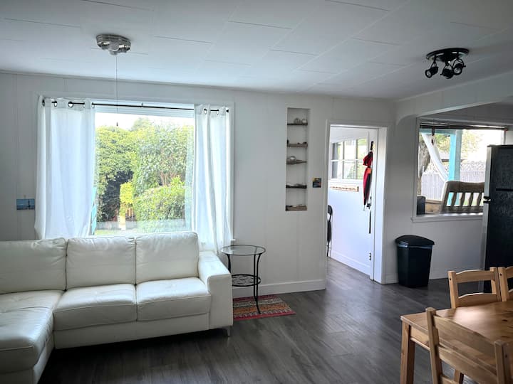 Ocean Side One Bedroom Basement! - White Rock