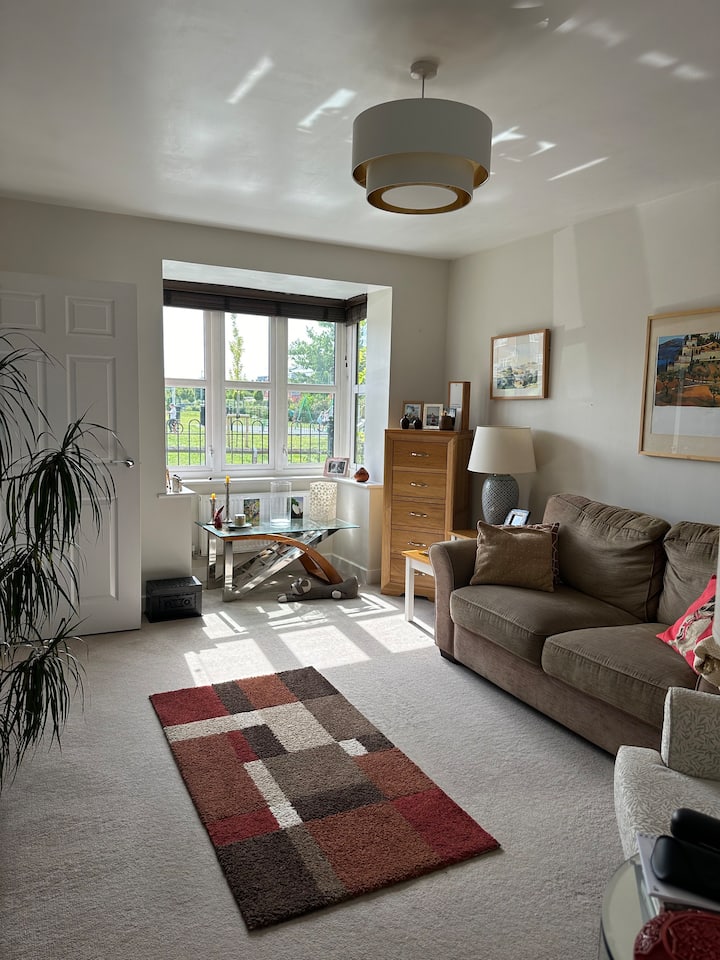 Comfortable & Contemporary Home - Amesbury
