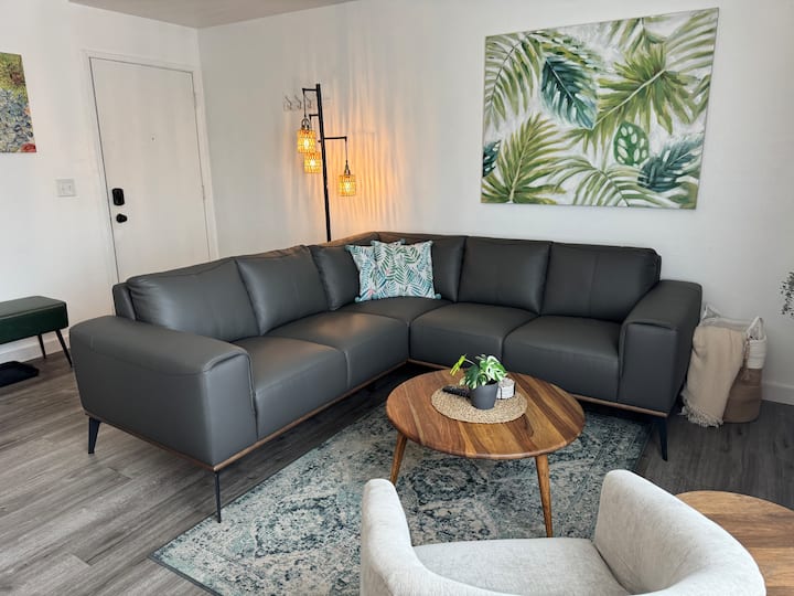 Sunny And Warm 1-bedroom Apartment In Midtown - Alaska