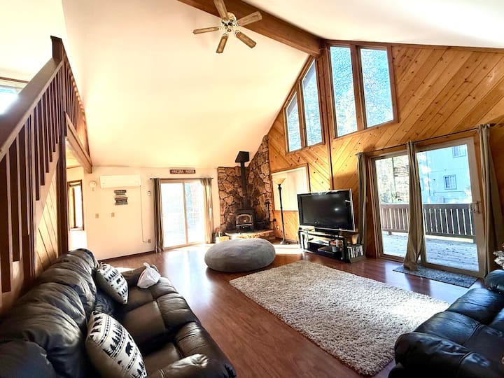 Godhan Dham - Spacious 3-bedroom Meadowview Chalet - Murphys, CA