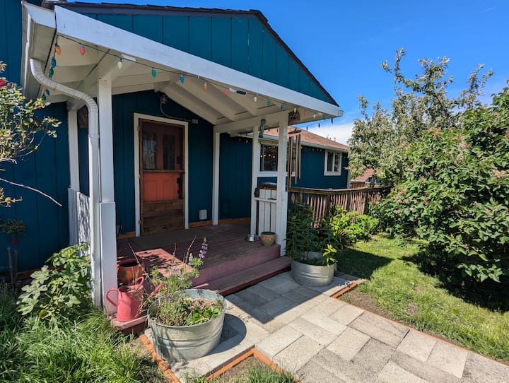 The Blue House - Quaint, Child Approved, View. - Port Angeles, WA