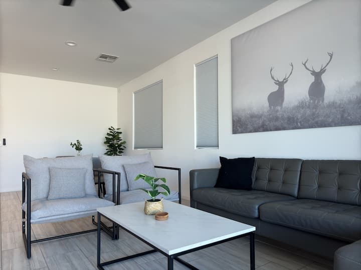 Spacious Private Master : 65” Tv, Privacy Lock - Casa Grande, AZ