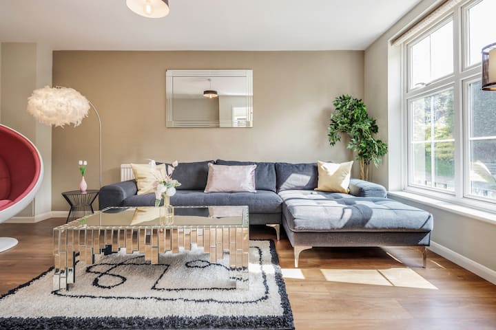 Center - Driveway Parking X 2 - Long Stay Discount - Bracknell