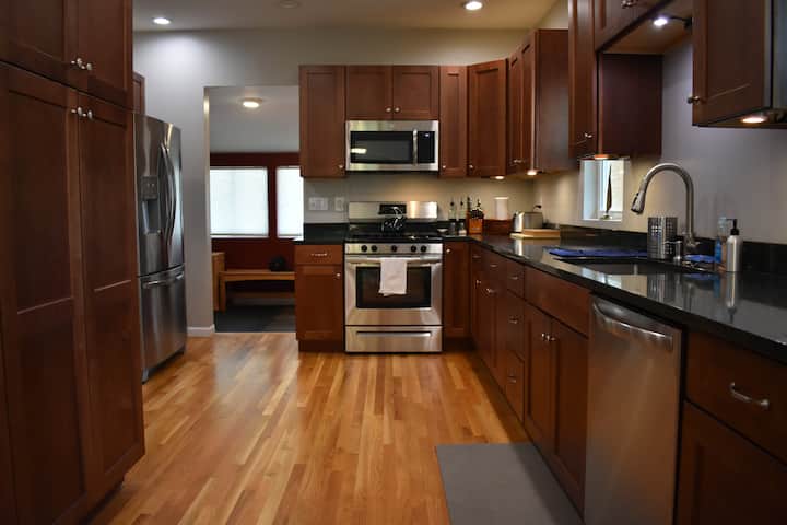 5-star Stay At Wyoming Street Retreat - Kansas City, KS