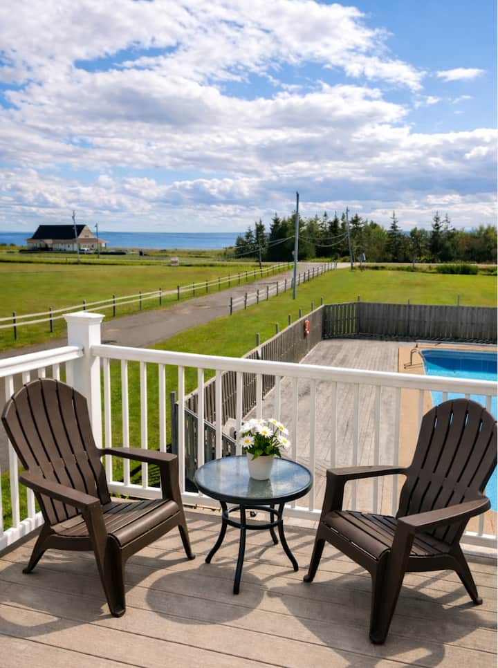 Oceanview Balcony • Pool • Bright 2br Retreat - Prince Edward Island