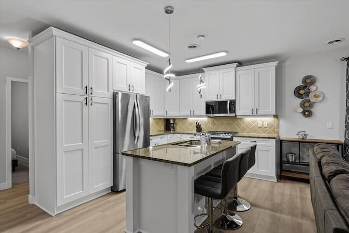 Tranquility Cove: Serene Lakefront Getaway - West Kelowna