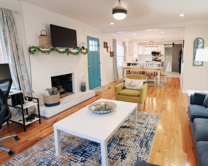 Cheerful 3 Bedroom Home In Derby City - 루이빌