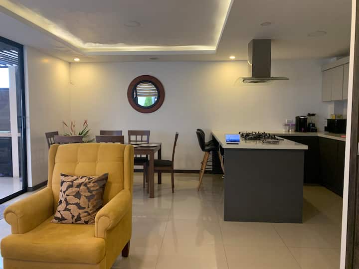 Lujosa Casa Con Barbacoa En Ciudadela Privada - Cuenca