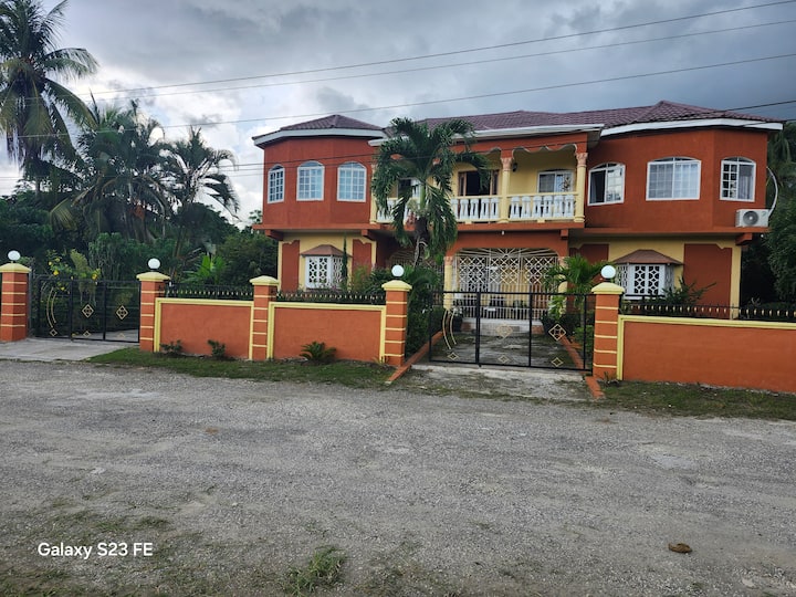 Cheerful Two Bedrooms With Large Backyard Space - Jamaika