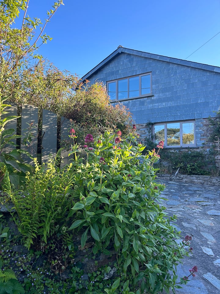 Spacious Hideaway With Sea Views - Boscastle