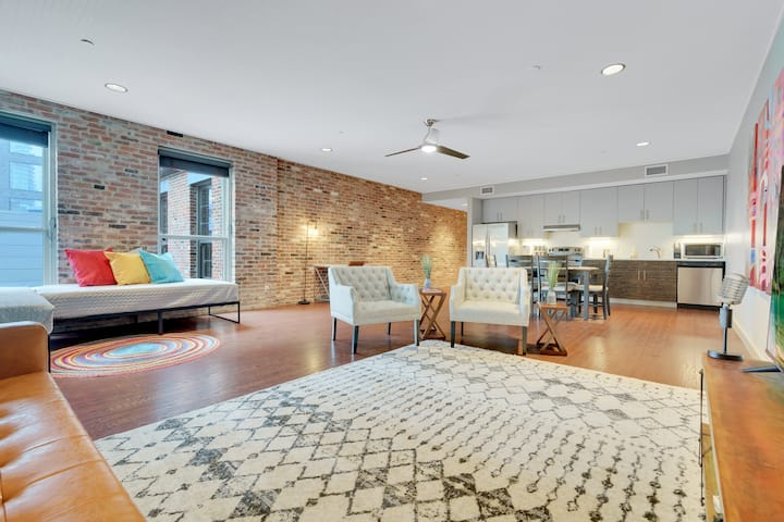 Historic Whiskey Row 2br | Walk Everywhere | Yum - KFC Yum! Center