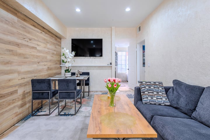 Stylish Glendale 2br • Pool • Near Americana - Little Tokyo - Los Angeles