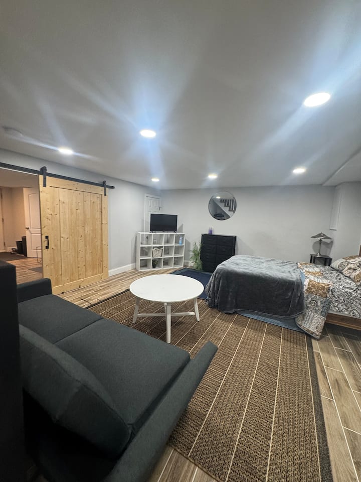Spacious Basement Studio W/ Private Entry/parking - Baltimore, MD