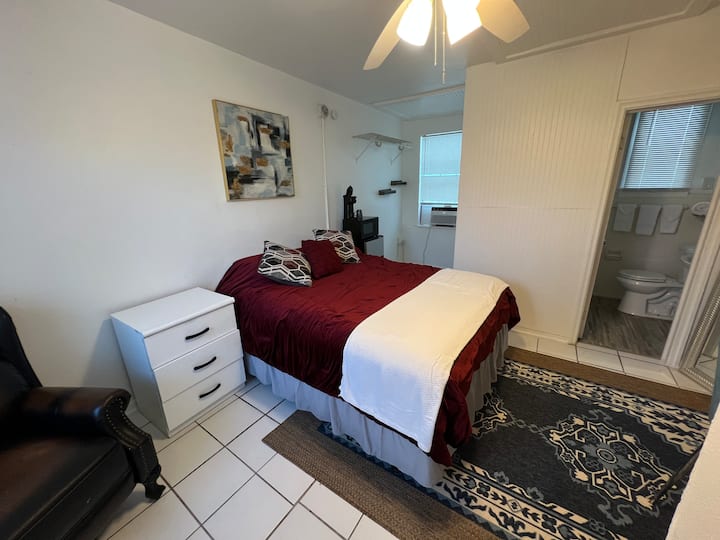 Best Location, Basic & Clean - Barefoot Bungalow - Jacksonville Beach, FL