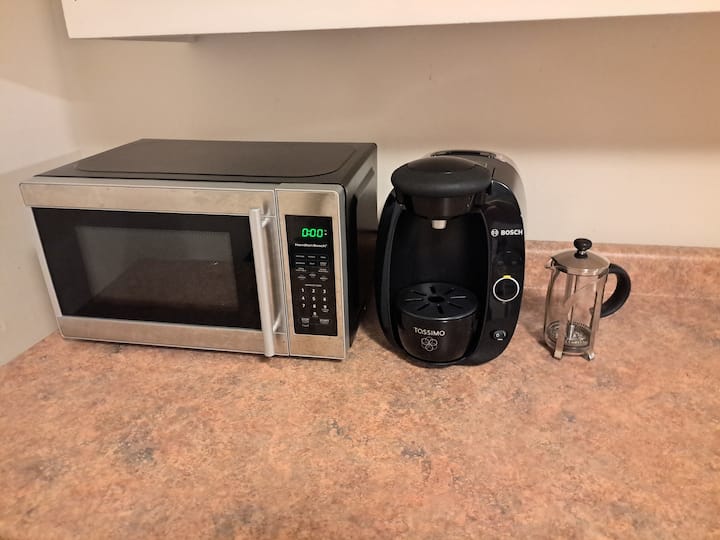 Walk To Queens U, Grocery * Top Floor With Parking - Kingston