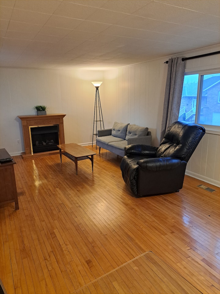 Large Bedroom Walk Downtown, Queens And Grocery - Kingston