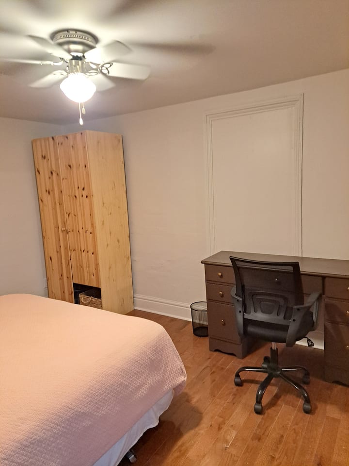 Walk To Queens U, Grocery * Top Floor With Parking - Kingston