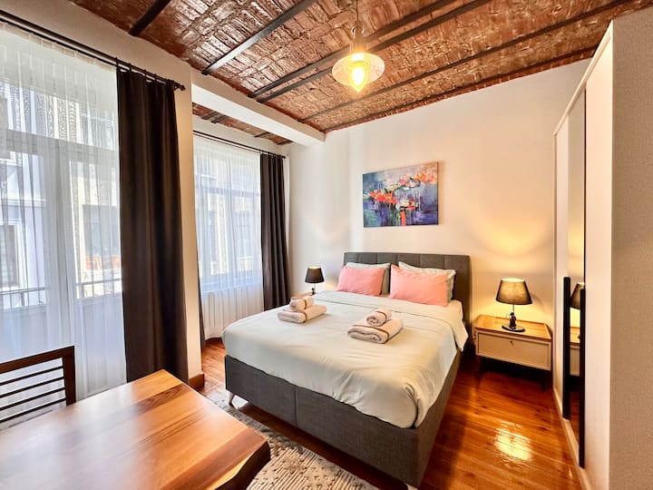 Galata'nın Kalbinde ŞıK 2+1 Tarihi Daire - Karaköy