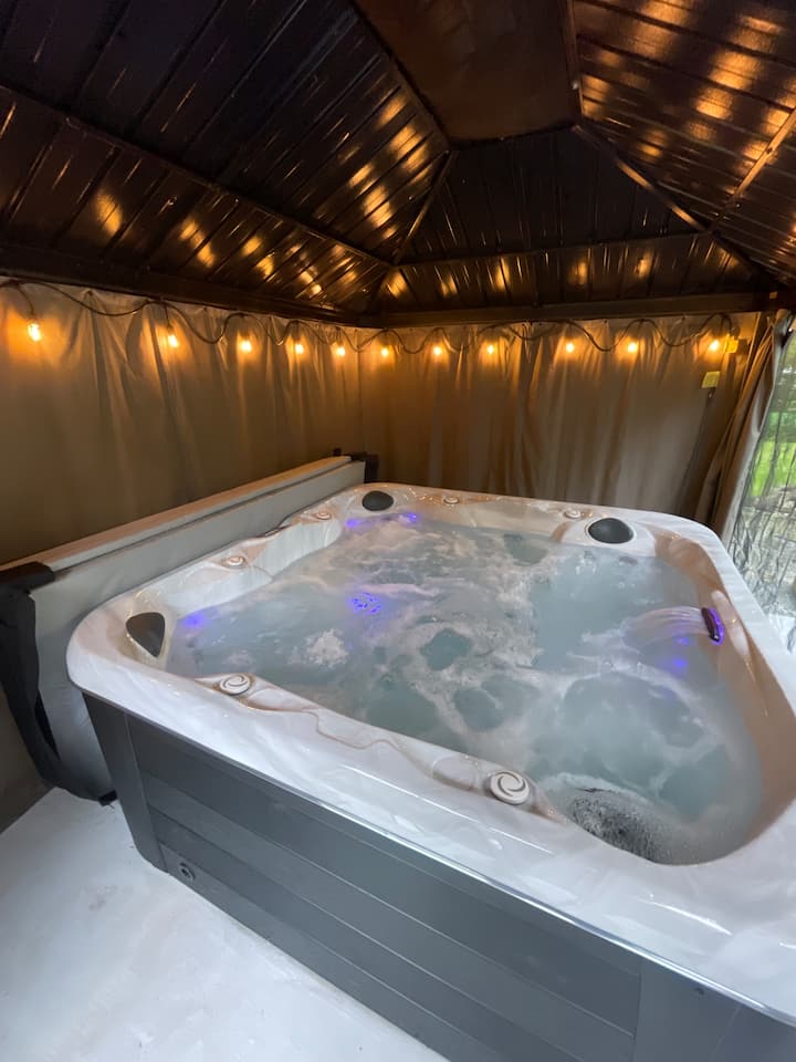 Cozy Lakeside Cottage With Private Hot Tub - Georgina