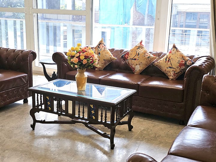 Sts: Luxury 4br Defence Colony Brkfast Cook Parkng - Delhi, India