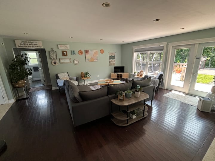 Entire House Cheerful, Bright,  Private 5 Bedroom - Prince Edward Island