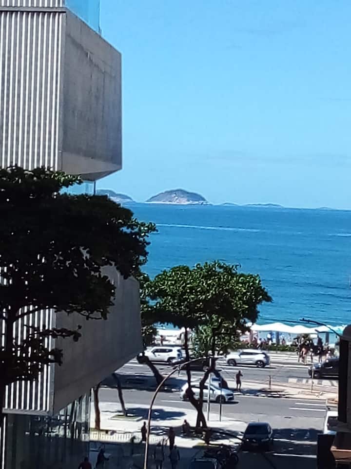 Posto 5. A Uma Quadra Da Praia. Vista Lateral - Ipanema