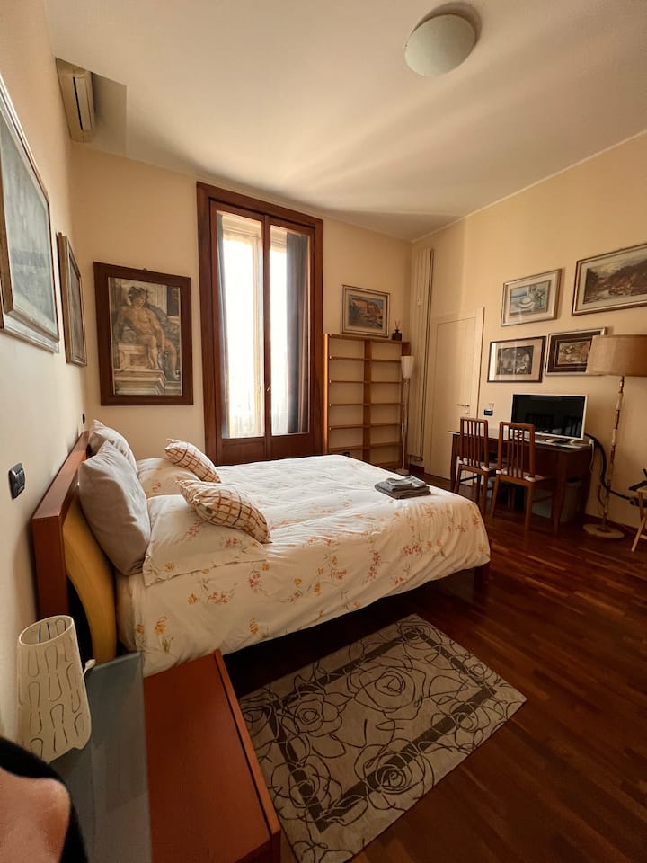 Ampia Camera Da Letto Indipendente Con Bagno - Milán