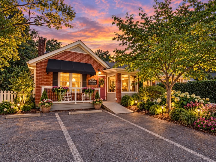 Canton Street Cottage At Salon De La Vie! - Roswell, GA
